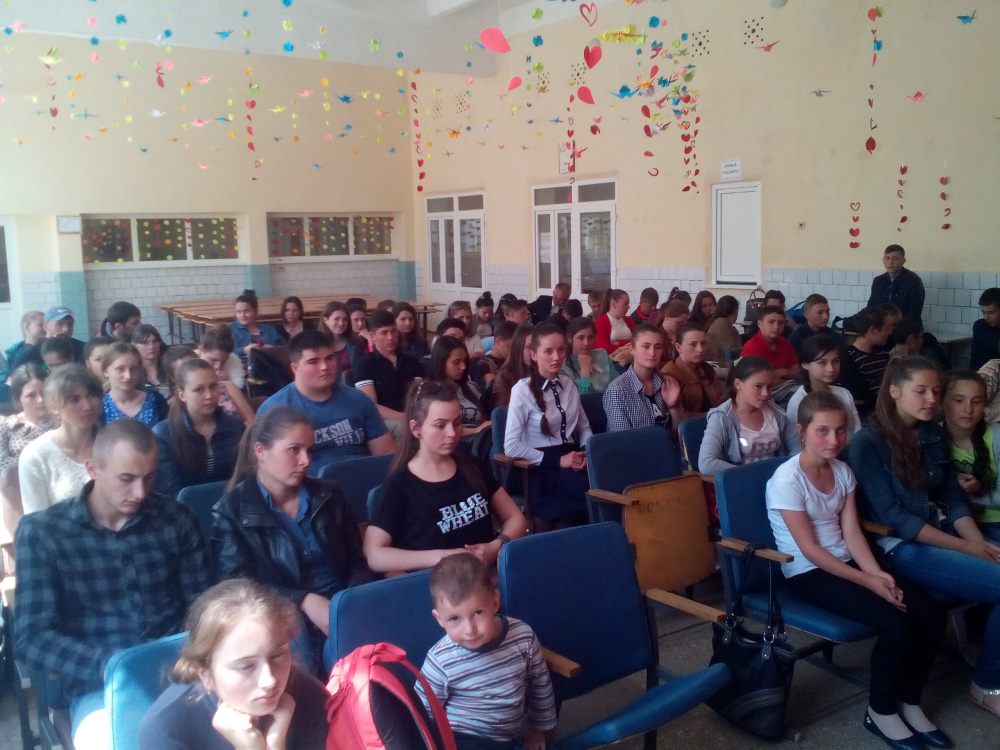 Discuții despre familie cu tinerii liceului din satul Cruglic - Altarul ...